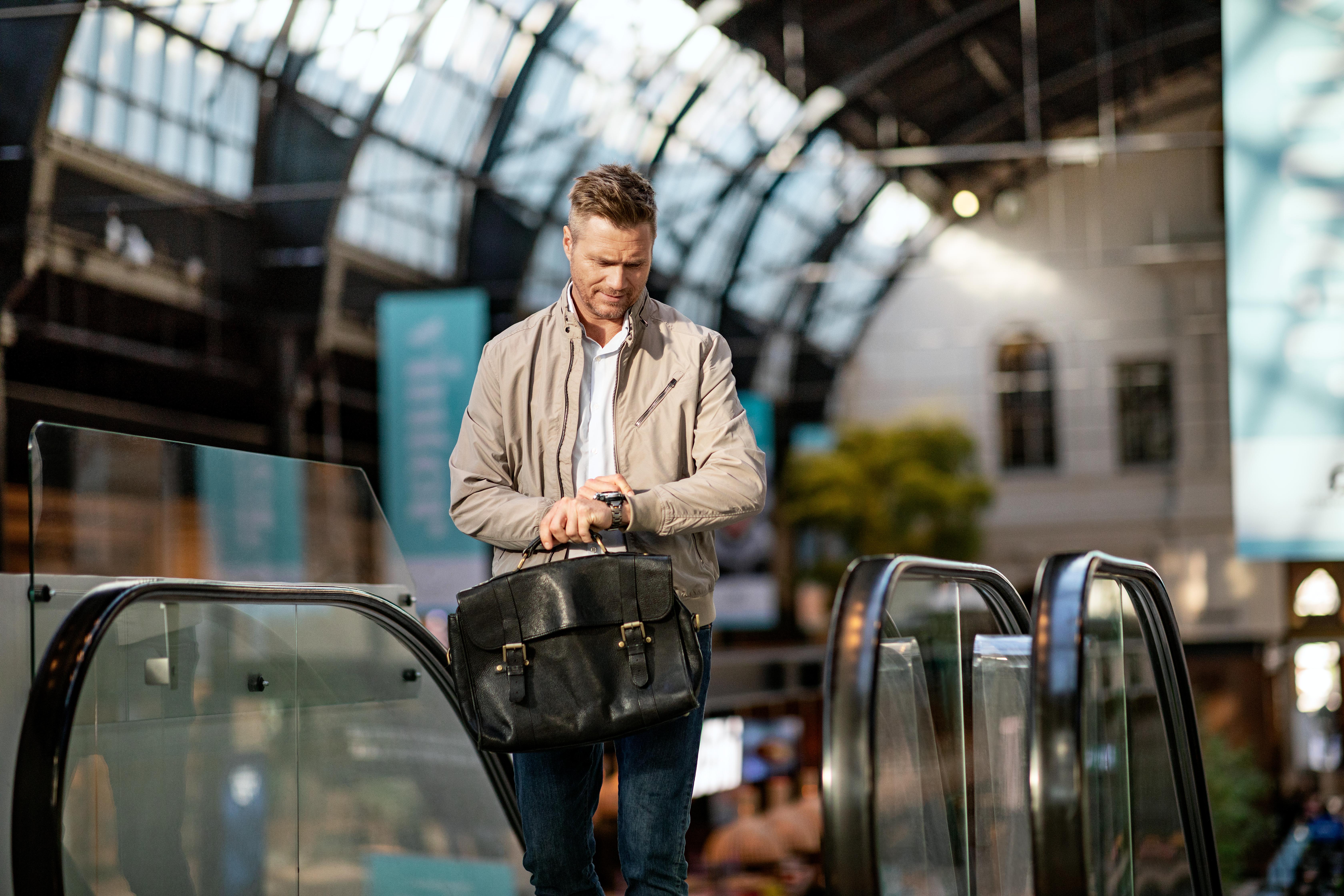 Airport trains and buses | Getting to the airport | Travel guarantee ...