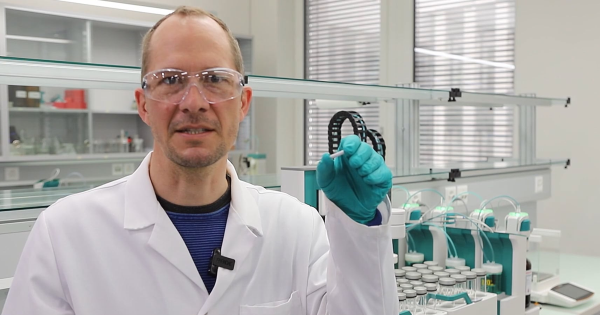 Automated sample analysis with the OMNIS Titrator