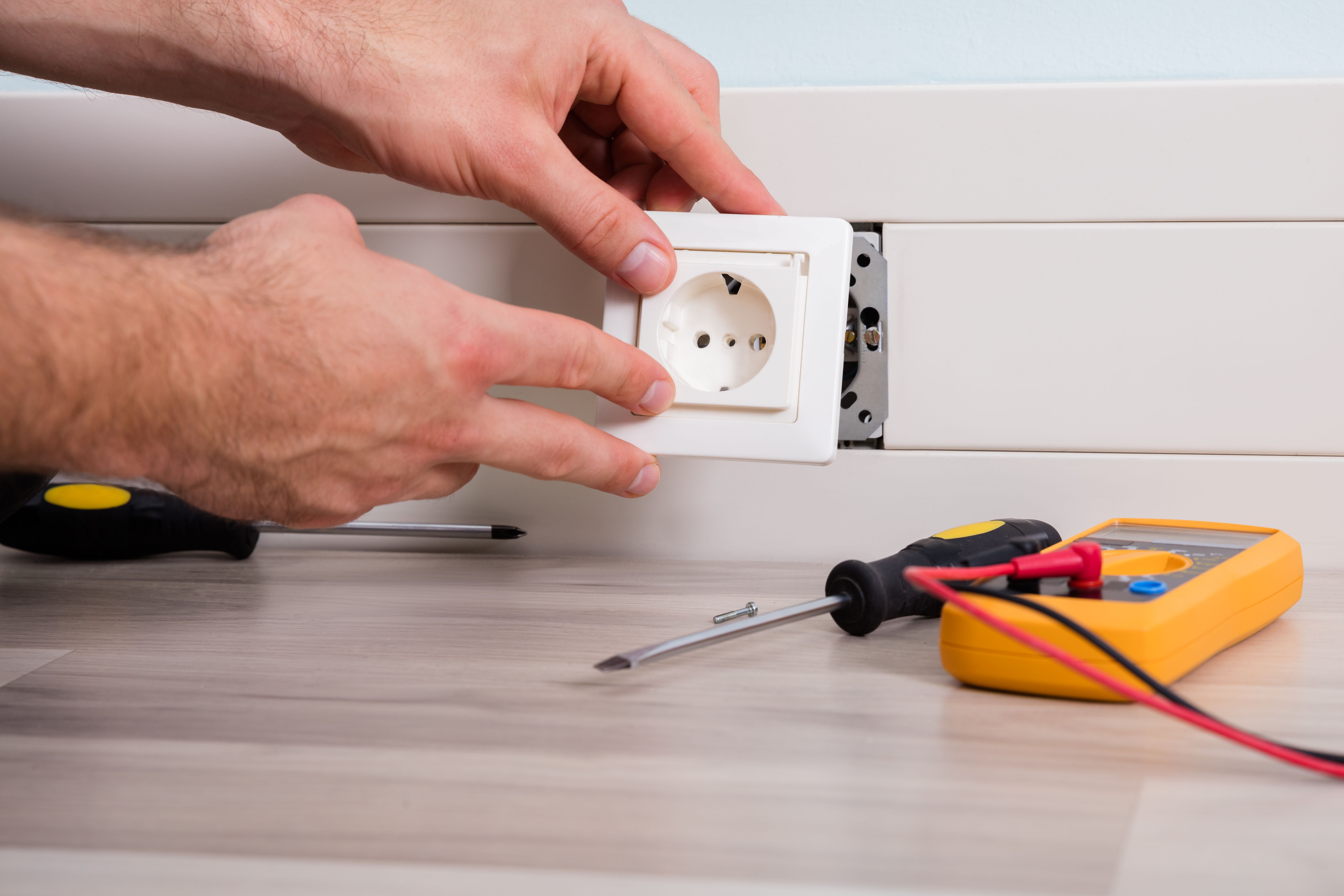 Repairing a damaged electrical outlet - HomeAlliance