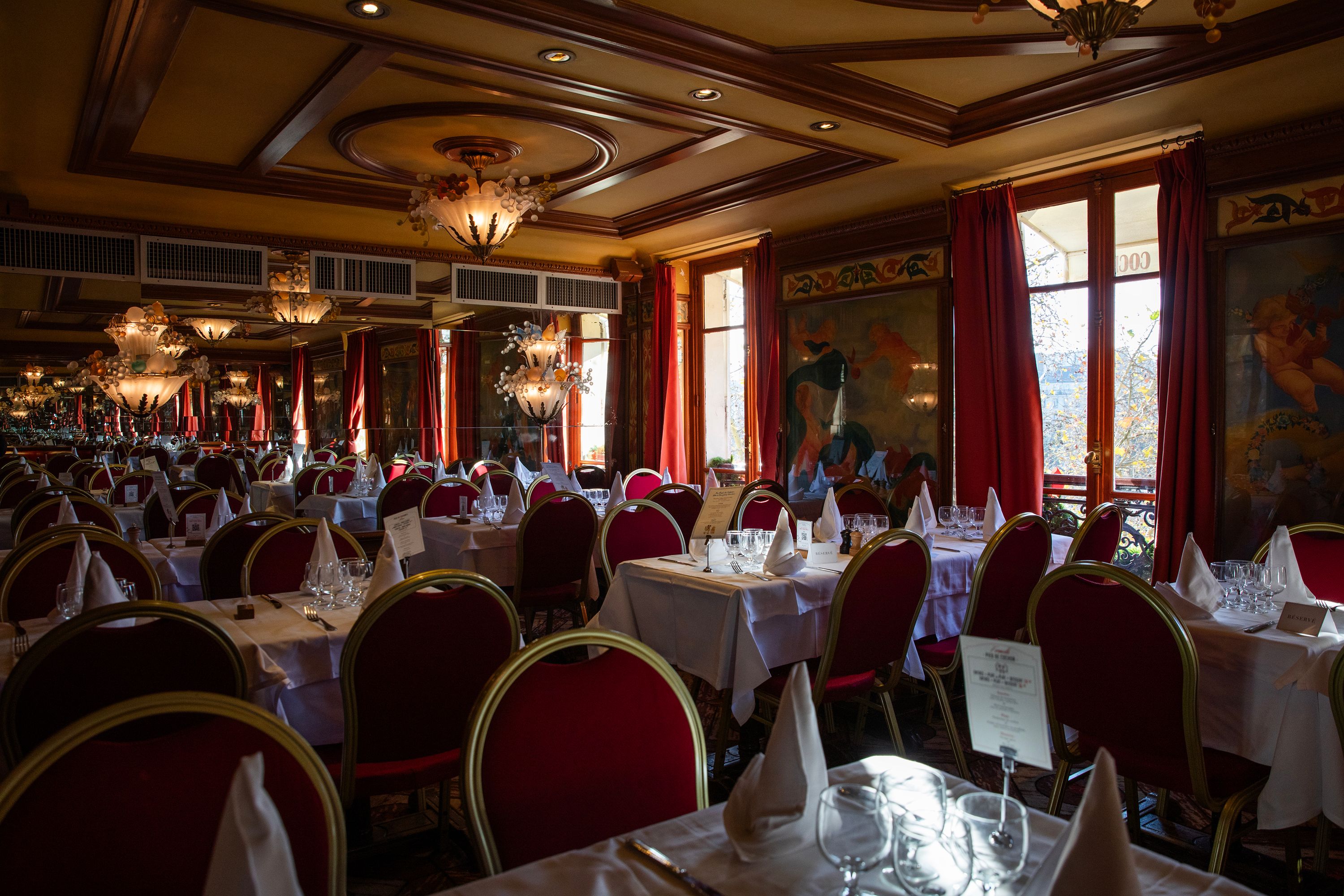 Au Pied de Cochon Official 24-Hour Restaurant Souvenirs | Historic Paris Merchandise