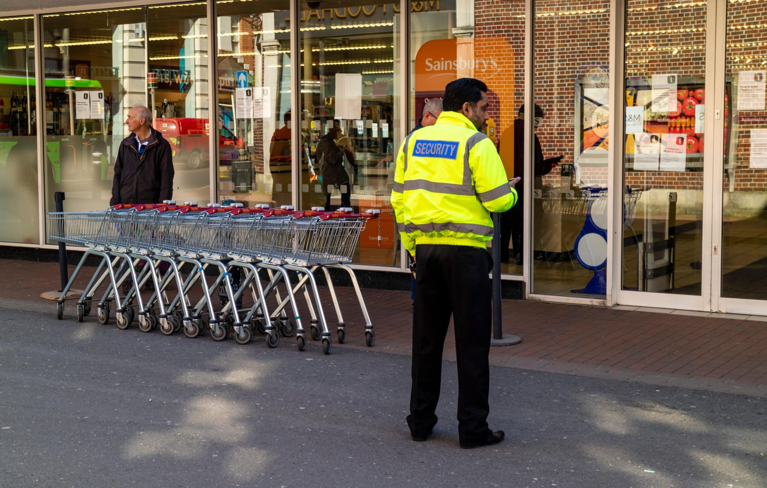 3 Ways to Combat Crime with Retail Communication Headsets | VoCoVo