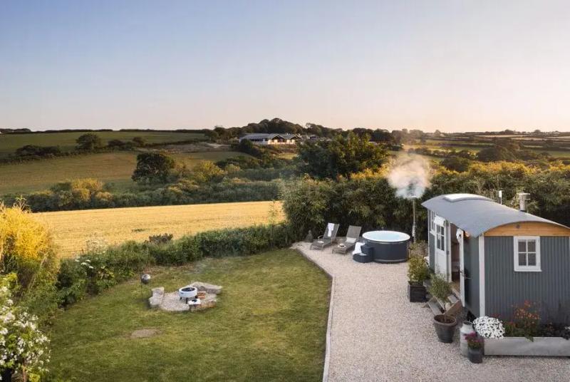 Shepherd’s huts with hot tubs | Unique Holidays