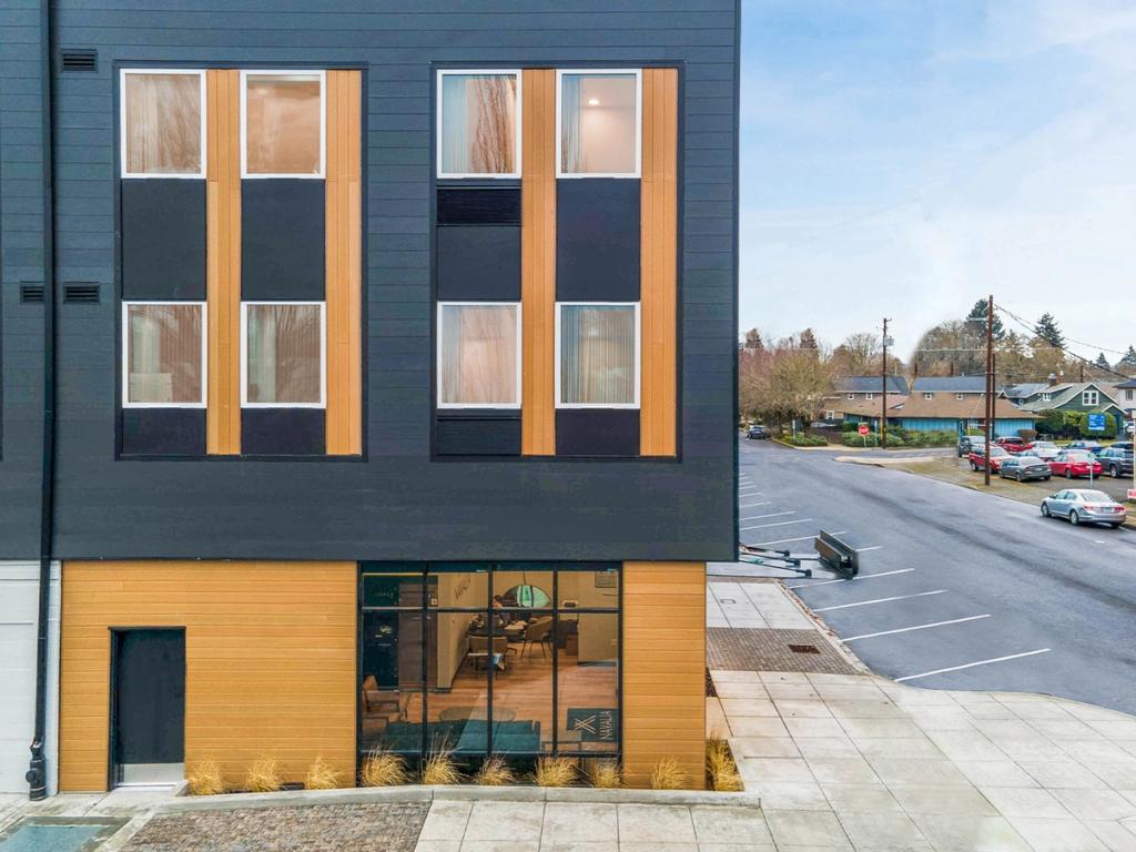 A Modern Take on an Urban Garden-Style Apartment | LSW Architects