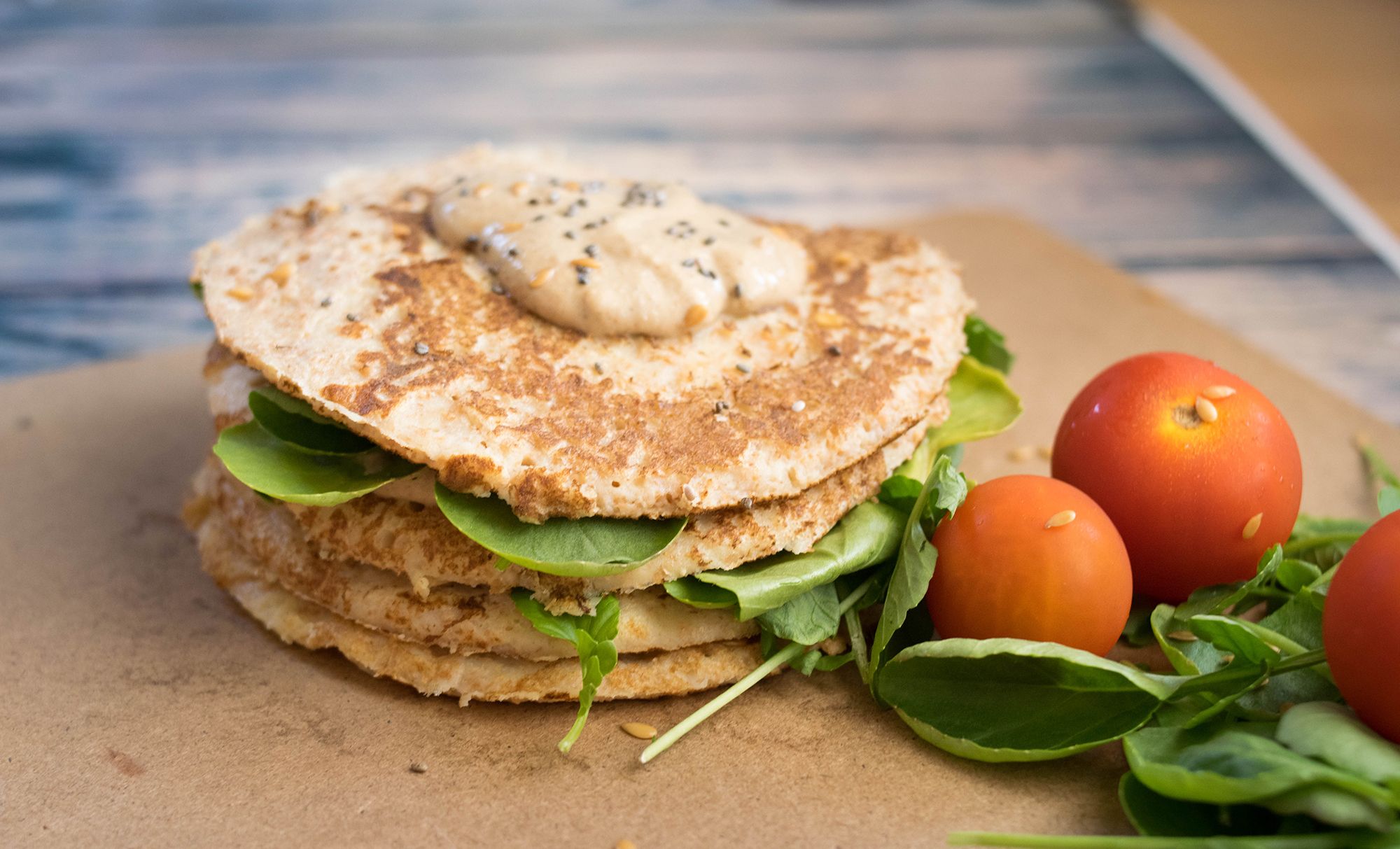 Mini crepes con espinacas y salsa tempeh
