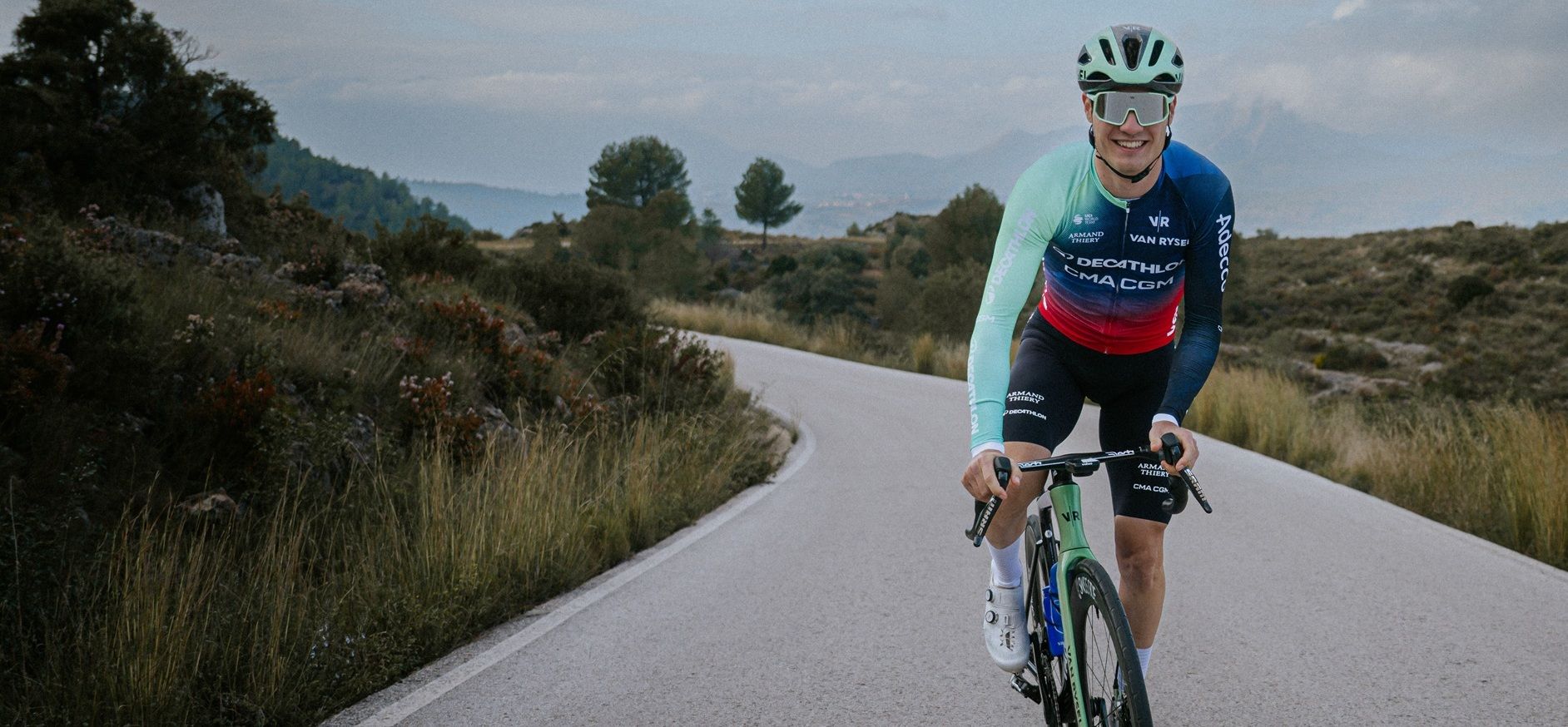 Tobias Lund Andresen upsets Welsford to claim ochre jersey and Stage 1 ...