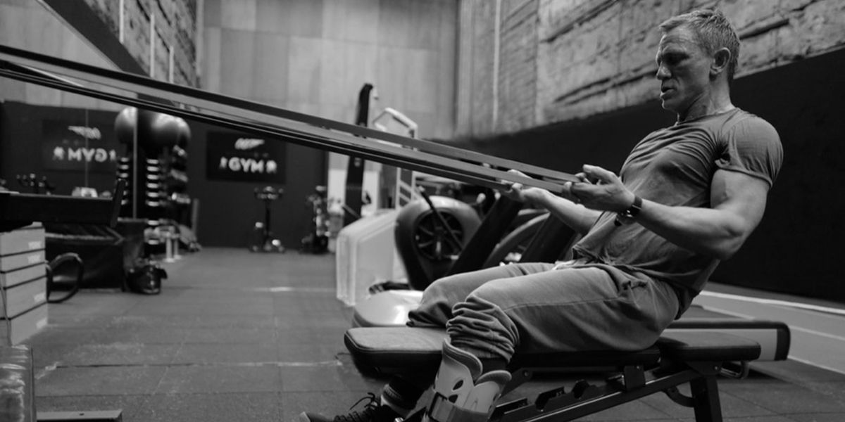 Daniel Craig viser muskler på Bond 25-settet - Filmweb
