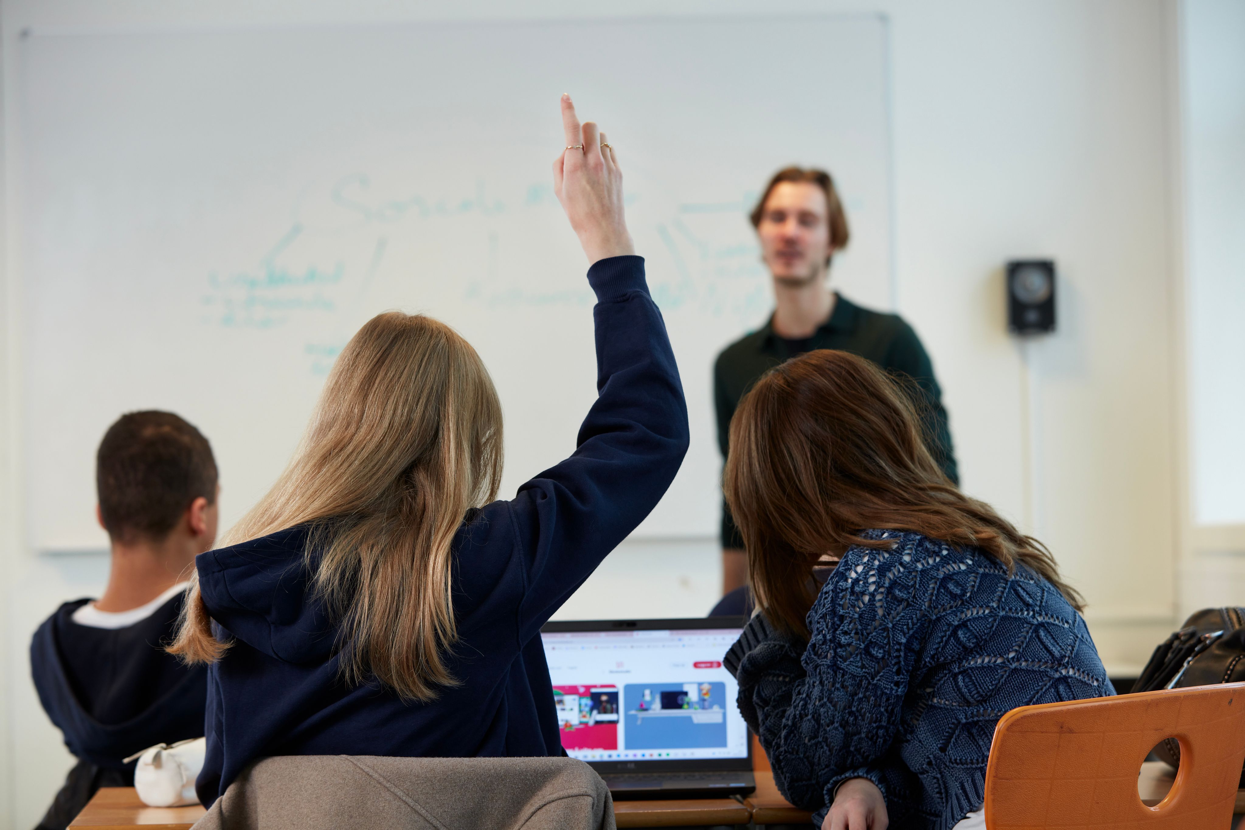 Kunstig intelligens i skolen - hva er juks? — Ung.no