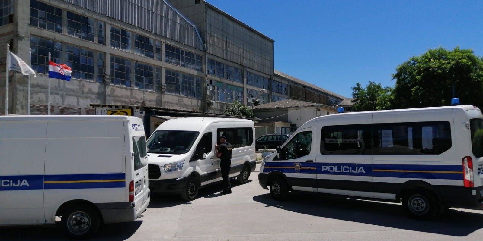 FOTO/VIDEO: INTERVENTNA POLICIJA U R.L.E. VRANJIC 'Izbacili su nas kao ...