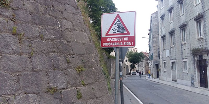 Na znaku piše da je opasno, ali ne i kada će se pokušati sanirati ...