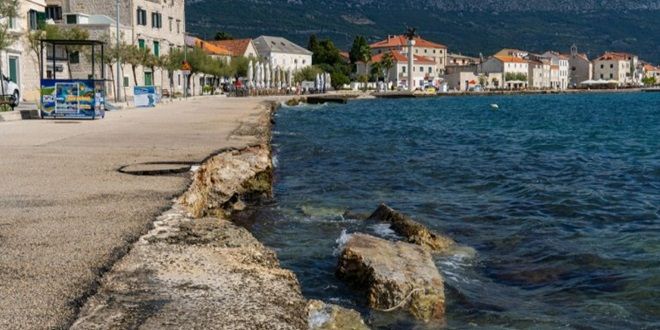 KAŠTEL NOVI Jugo odvalilo dio rive | Dalmatinski Portal