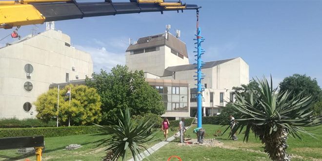 Počelo je postavljanje Plavog stabla, a trogirski škverani su također ...