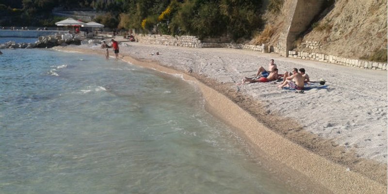 Prvi kupači na preuređenoj plaži između POŠK-a i Firula | Dalmatinski ...