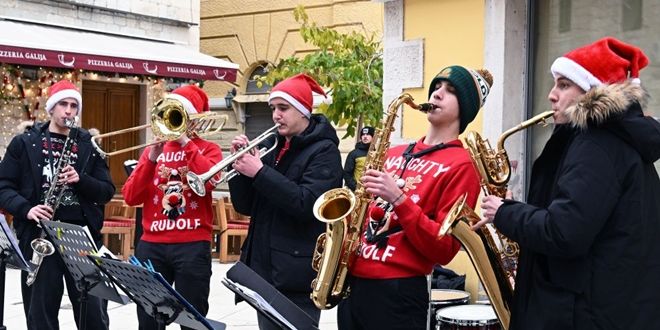 VIDEO: MLADOST I LIPOTA Mladići iz Promaya benda oduševili i za Badnjak ...