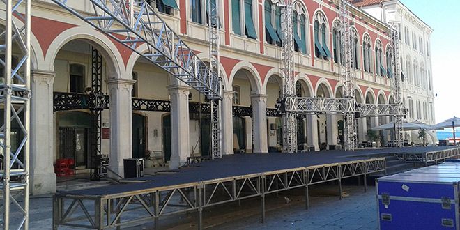 Postavlja se pozornica za Splitski festival | Dalmatinski Portal