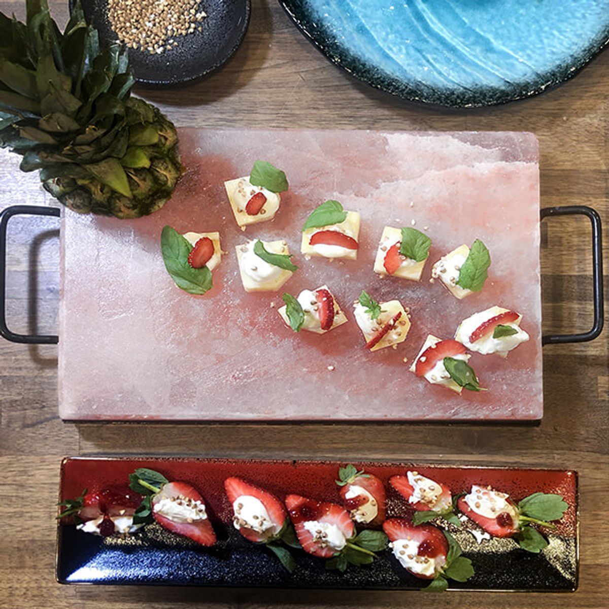 Ananas på salsten med jordgubbar & philadelphiaost - Cervera