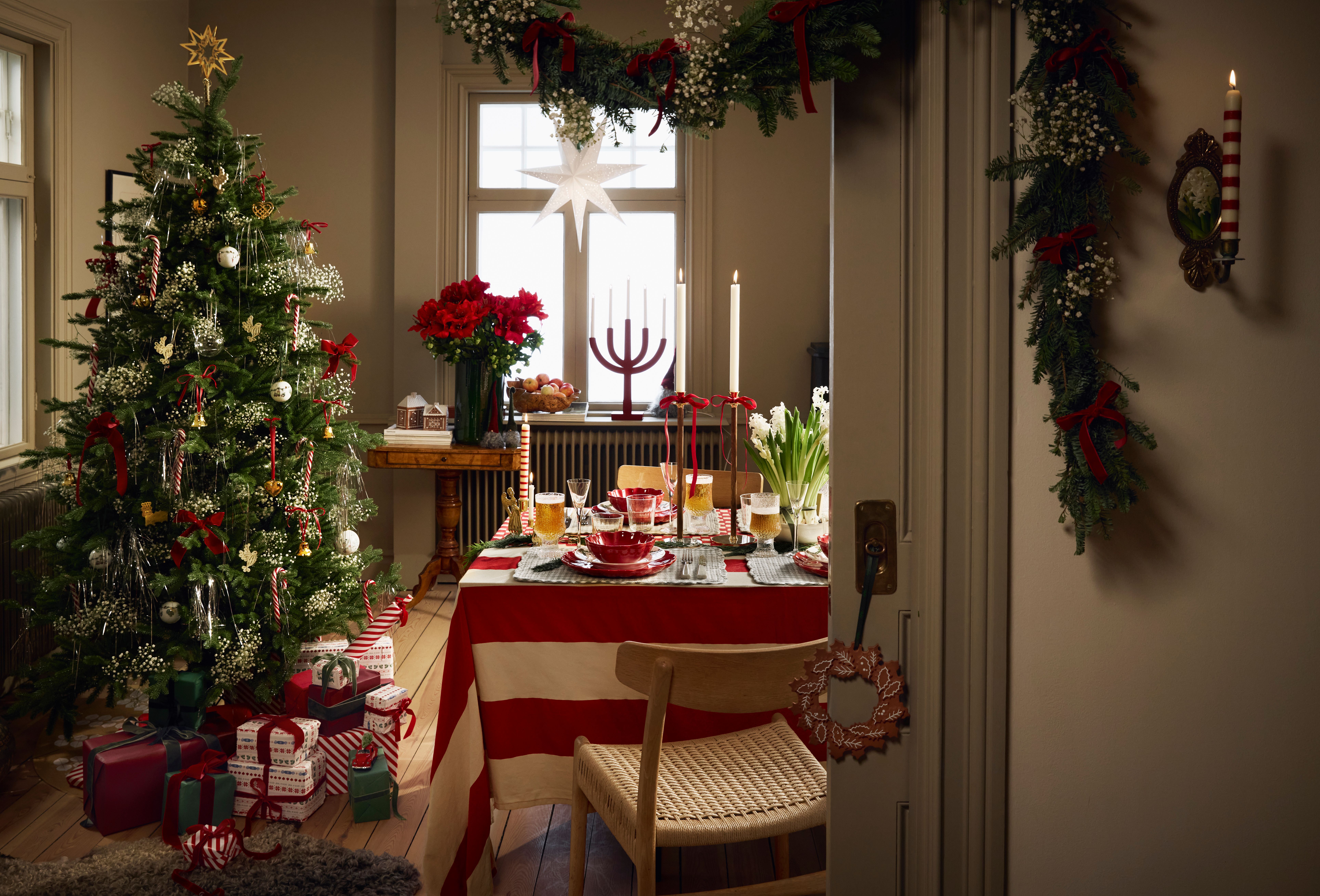 Årets julgran - Klassiska röda rosetter & traditionell stil - Cervera