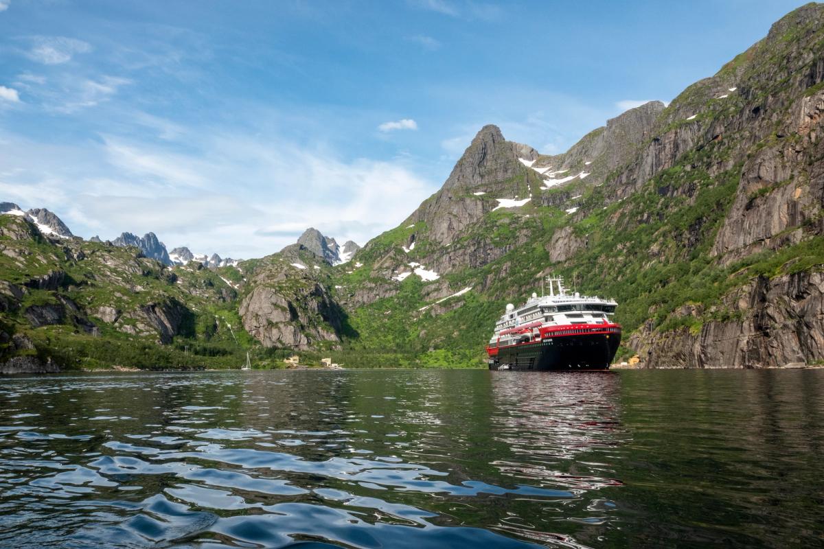 Getting around by boat | Ferries, passenger boats, and express boats in ...
