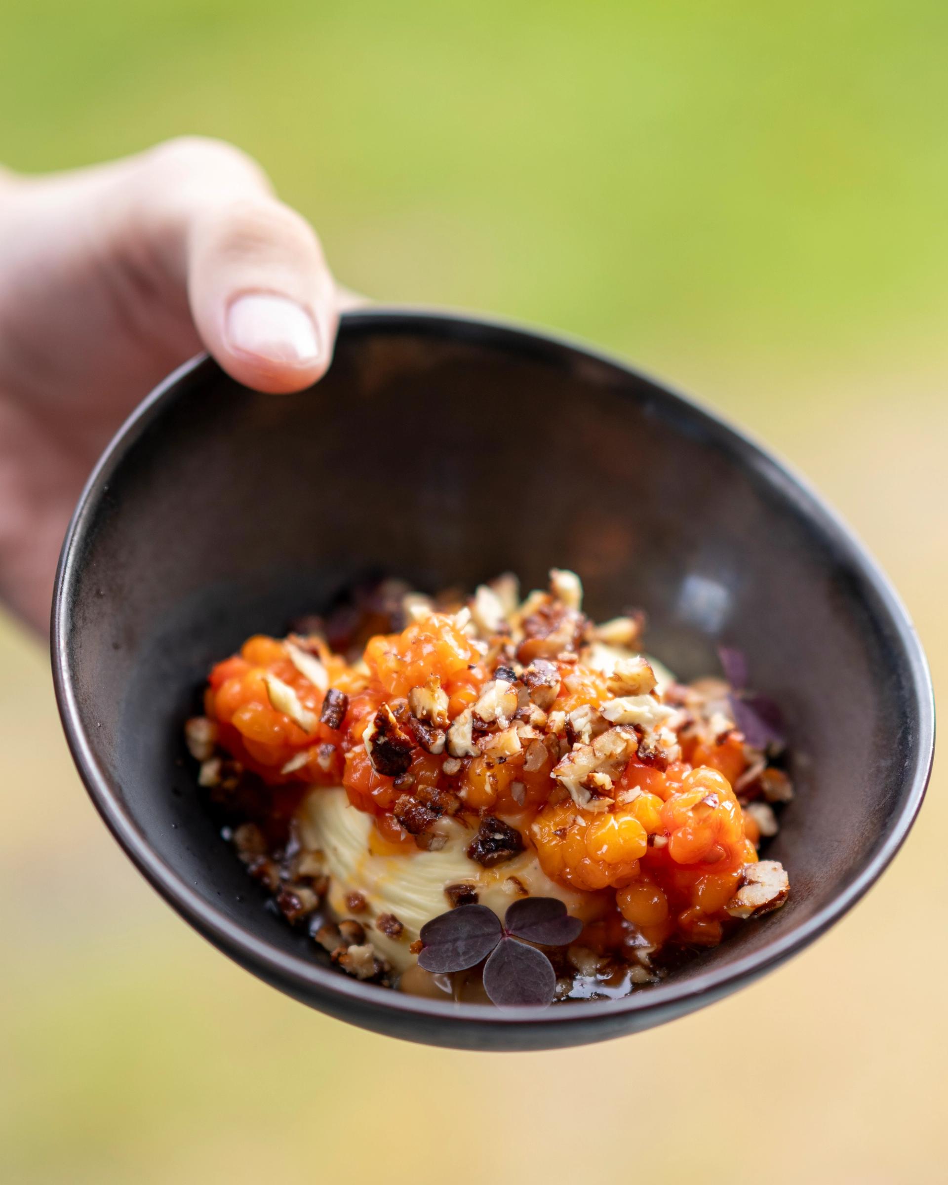 Recipe: Cloudberry dessert with brown cheese caramel