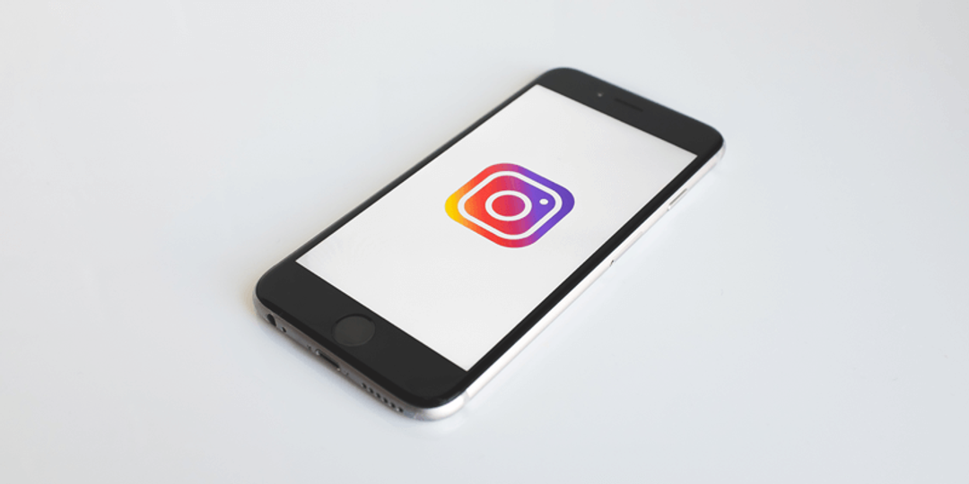 How to Scroll all the Way up on Instagram DMs - Different Daily