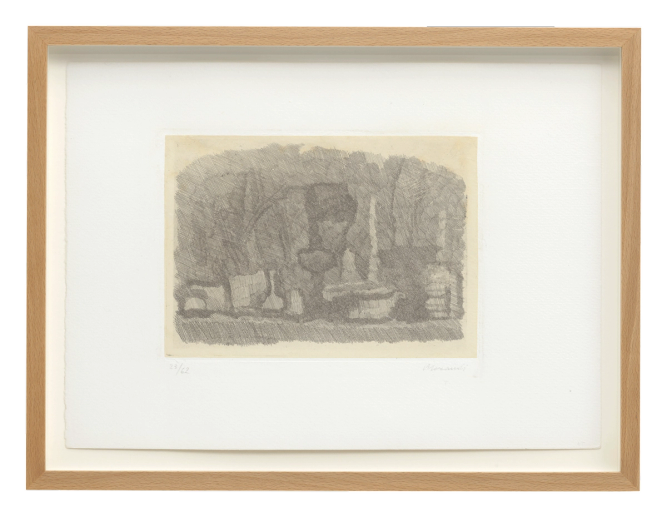 Giorgio Morandi: Natura morta di vasi, bottiglie ecc. su un tavolo ...
