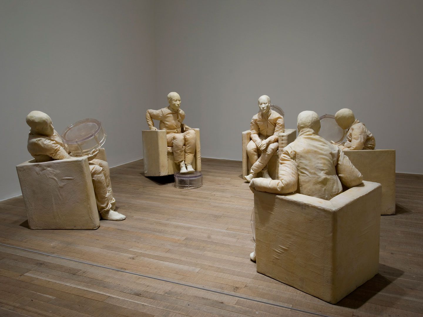 Juan Muñoz: Seated Figures with Five Drums, 1999 | David Zwirner
