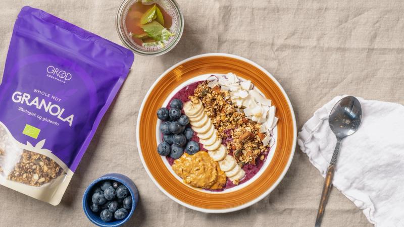 Acai bowl med blåbær, granola og peanøttsmør