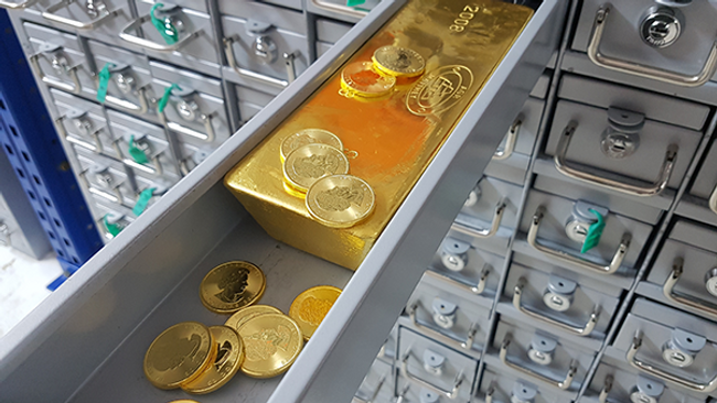 The Advantages of Private Vaults Over Banks