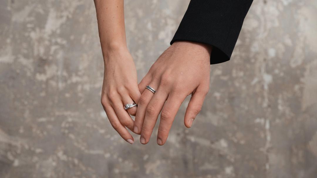 Find your eternity ring in gold or silver from Efva Attling