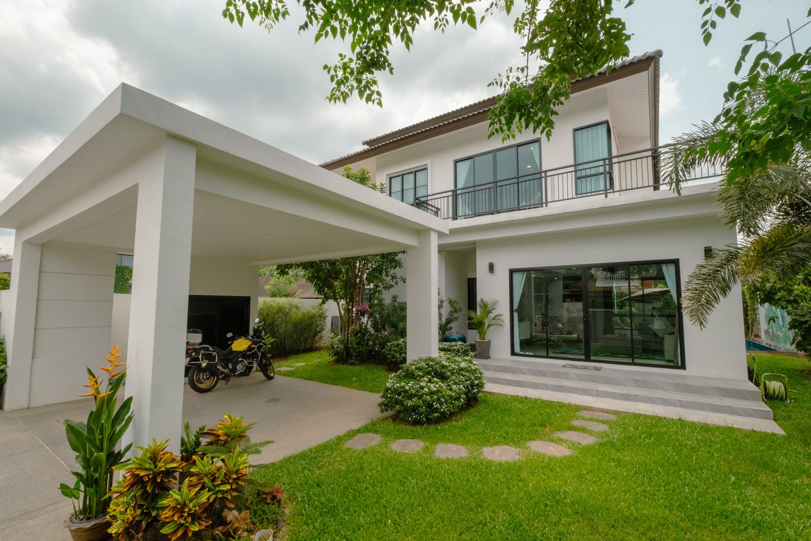 4 Bedroom Modern Pool Villa in Wang Tan