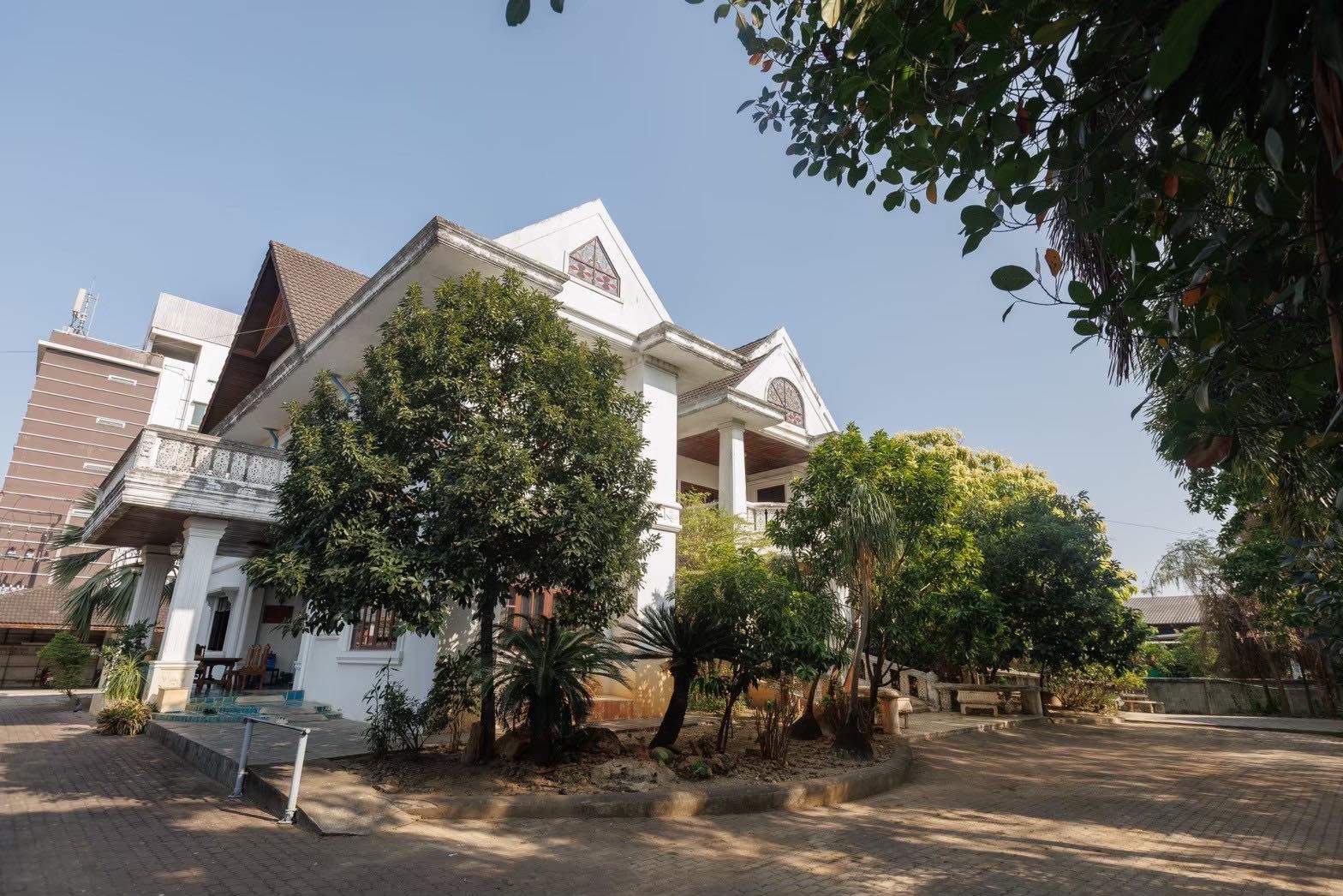 Large 4 Bedroom with Excellent Location just North of City