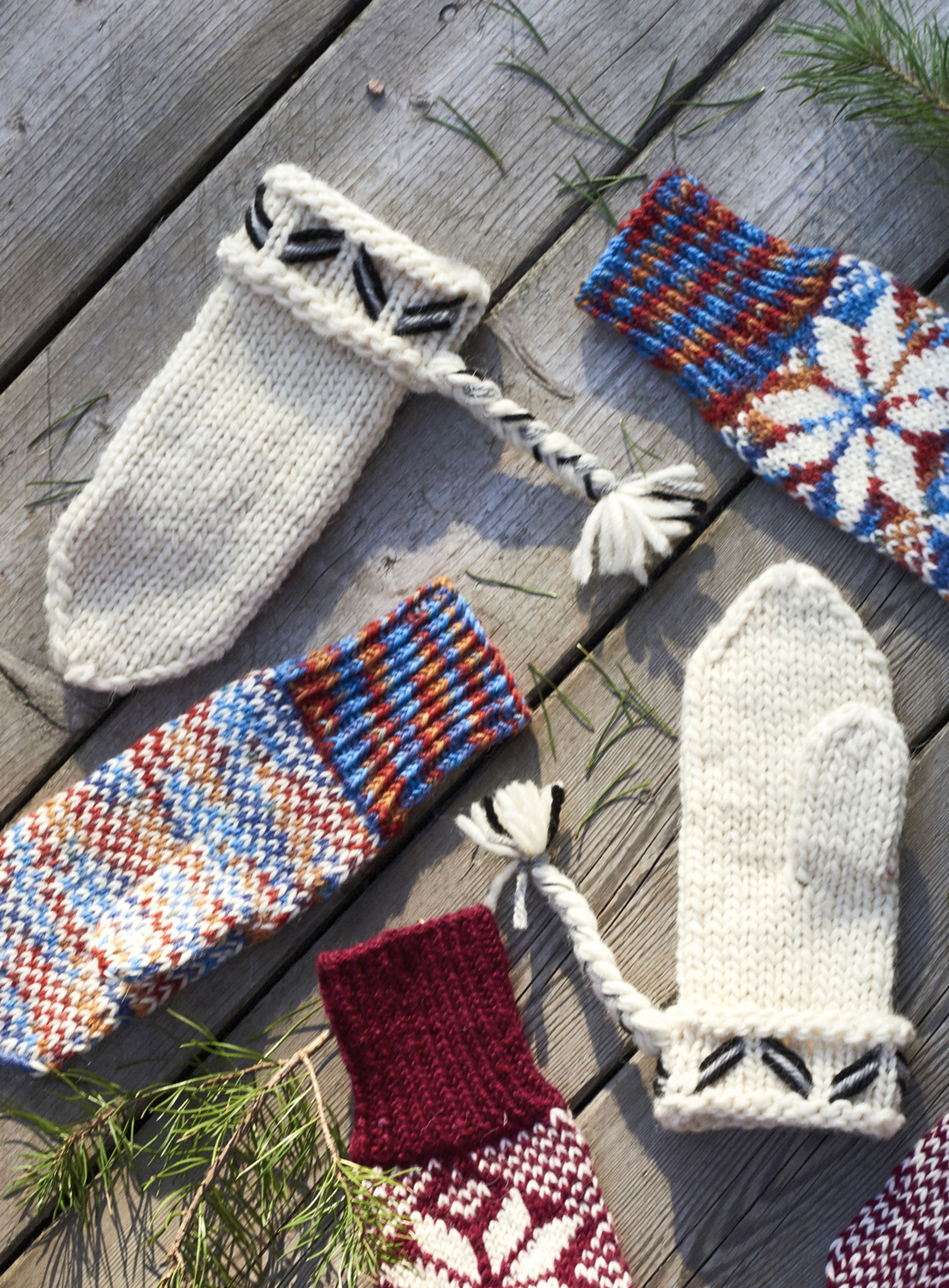 Traditional Northern Mittens Novita Natura