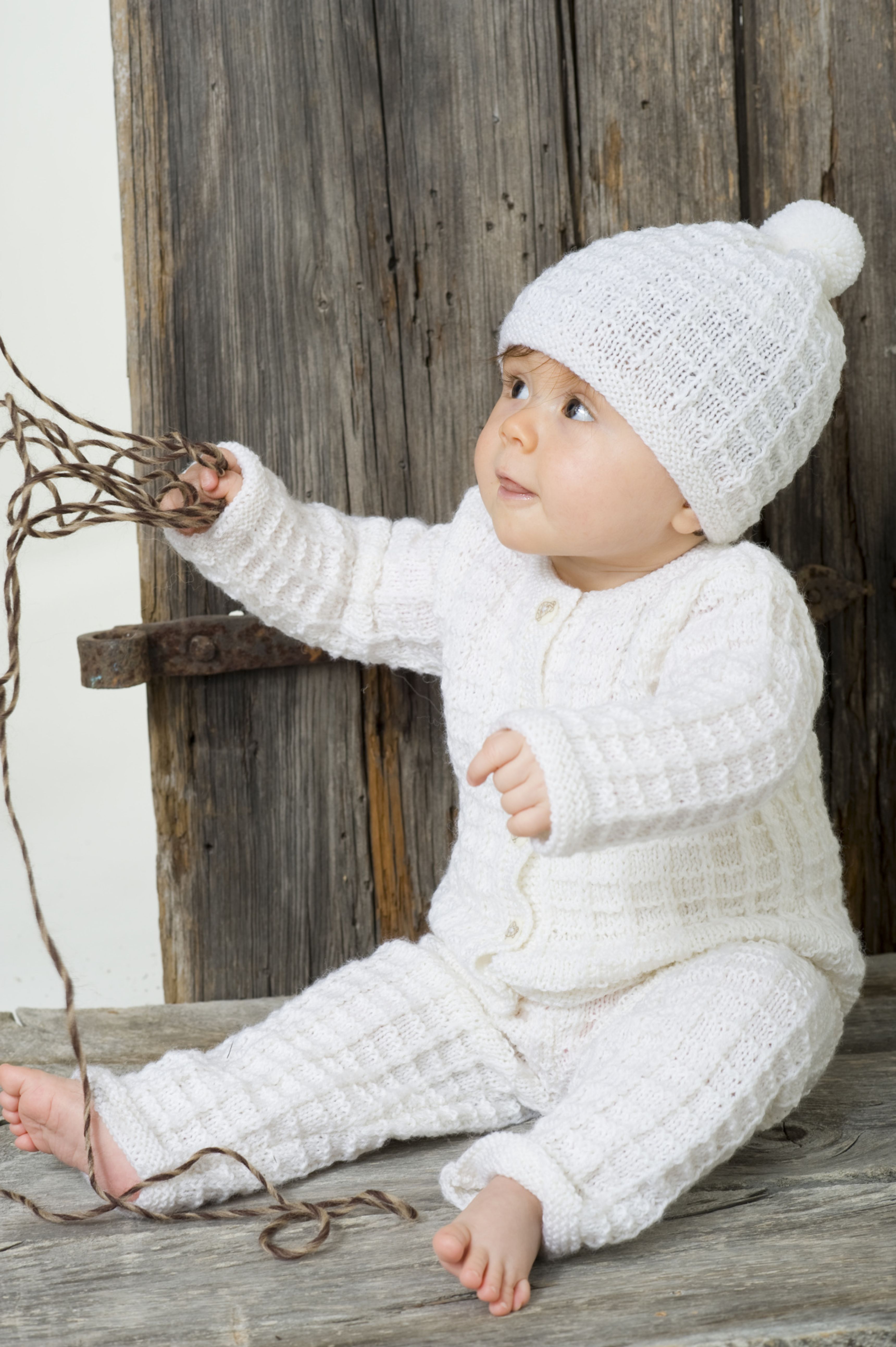 Neulottu vauvan pintaneulesetti