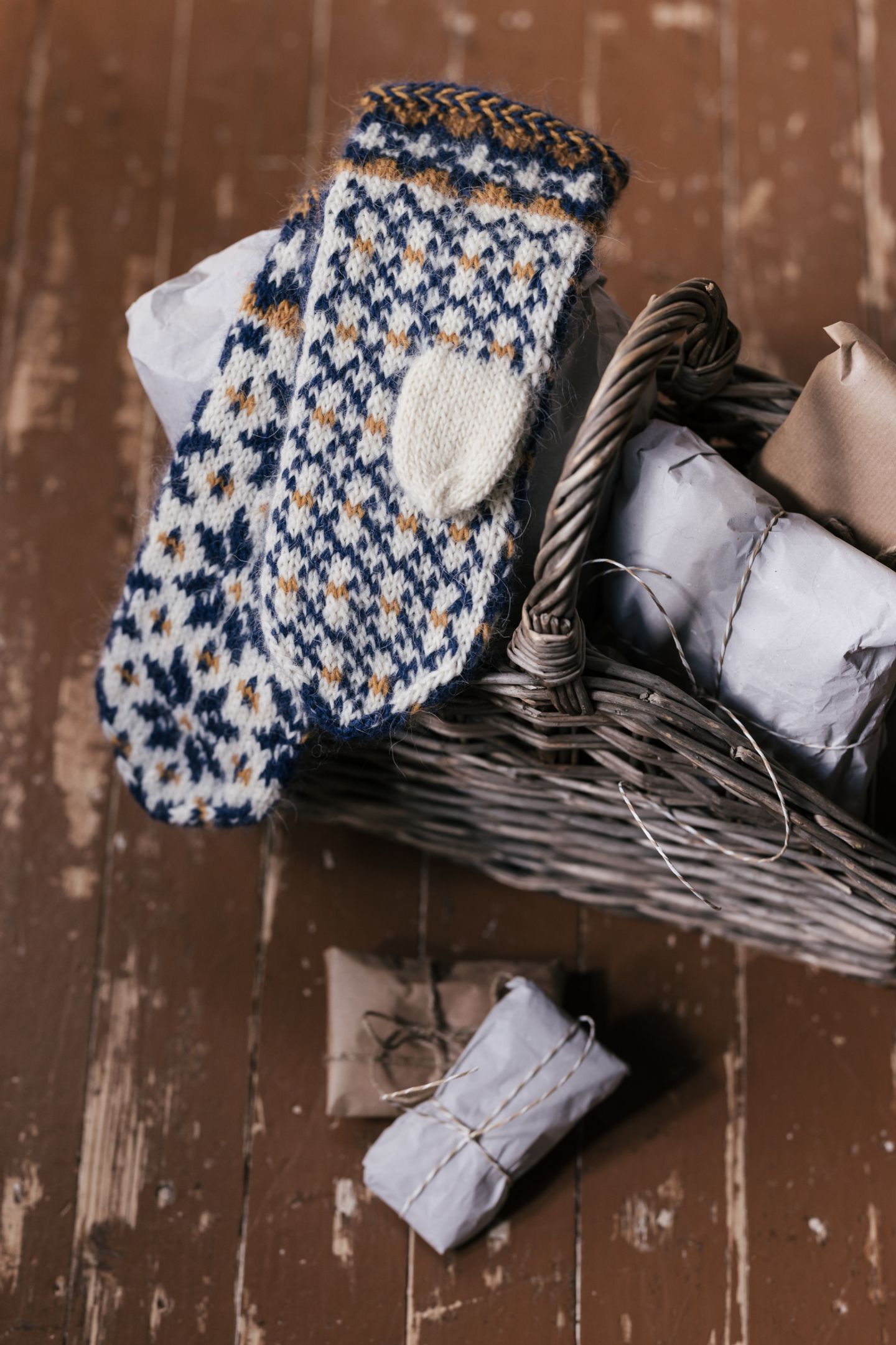 Novita Icelandic Wool: Lumikide (Snow Crystal) mittens