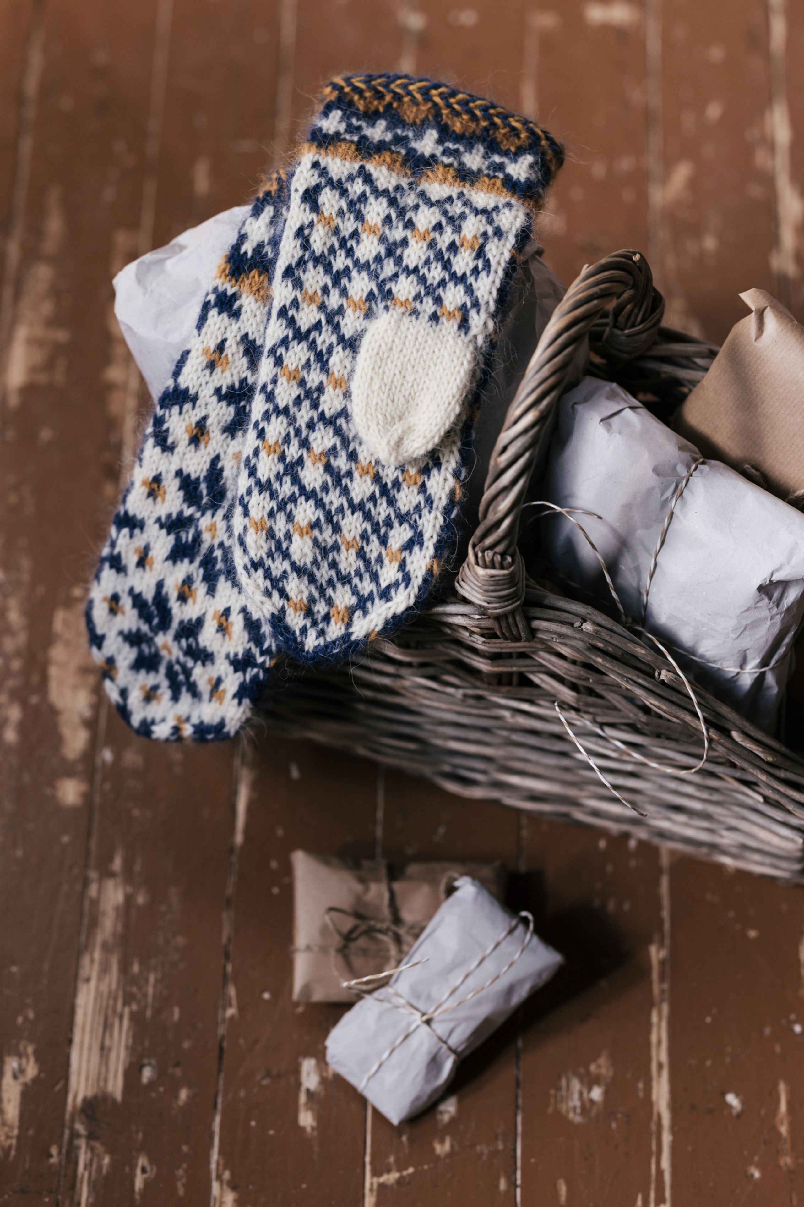 Novita Icelandic Wool: Lumikide (Snow Crystal) mittens