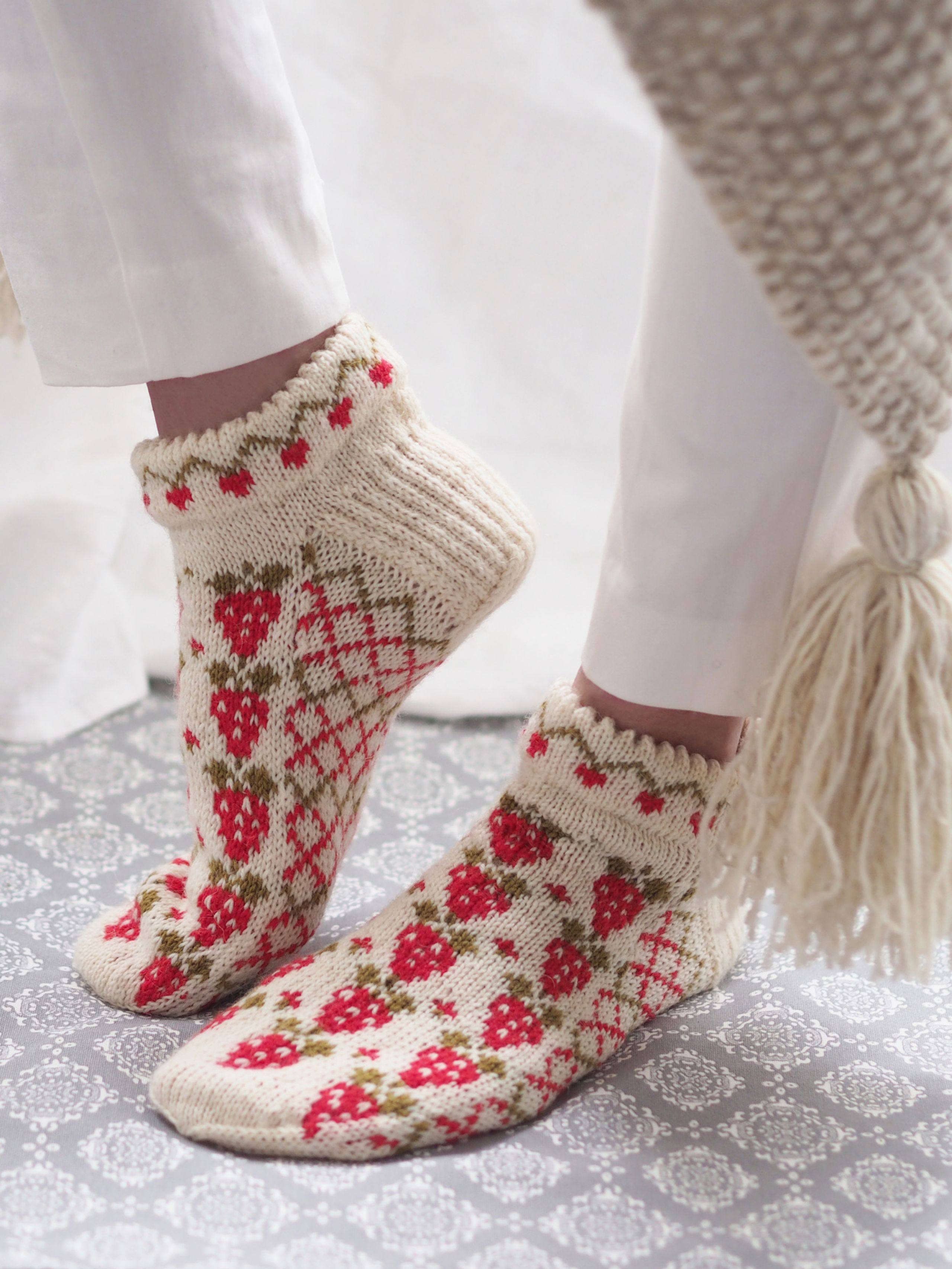 Novita Venla: Knitted strawberry socks