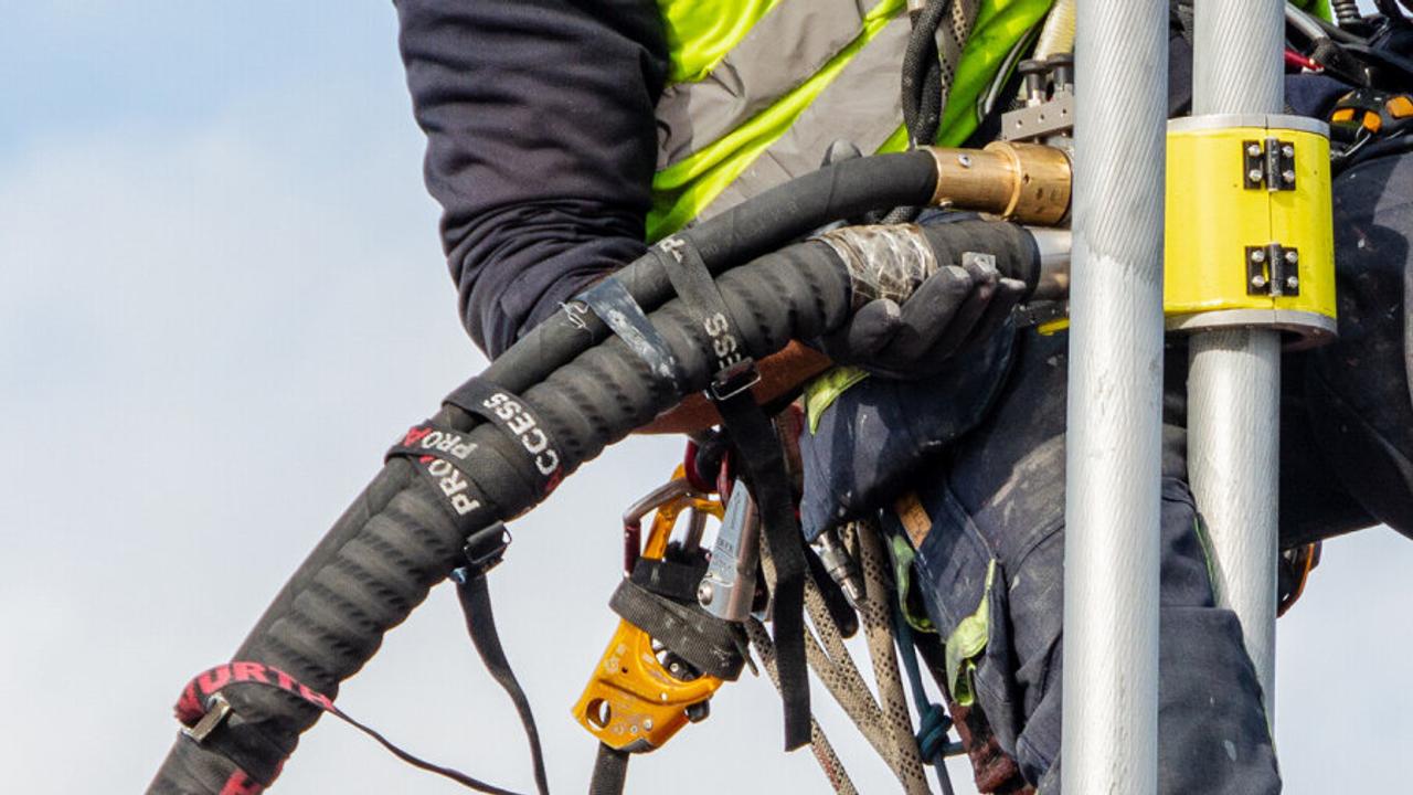 Pinovo delivers dust-free vacuum blasting solutions | Business Norway