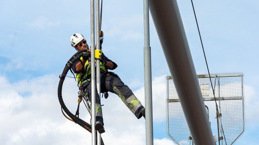 Pinovo delivers dust-free vacuum blasting solutions | Business Norway