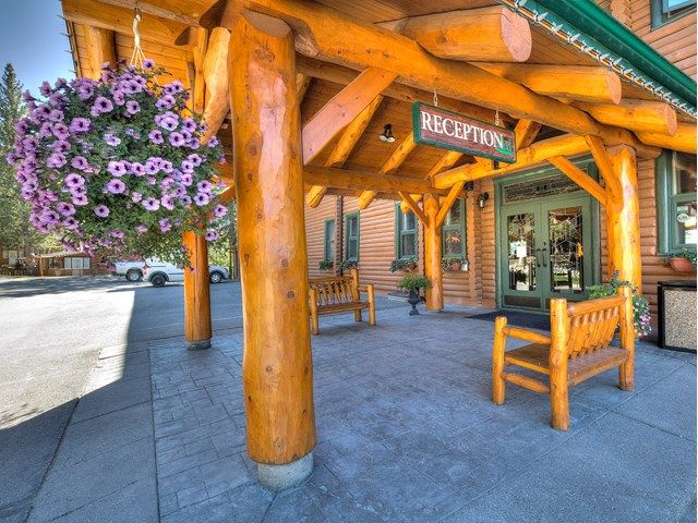 Overlander Mountain Lodge | Alberta Canada