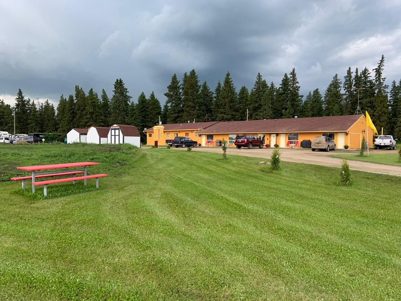 Pipestone Motel & Campground | Alberta Canada