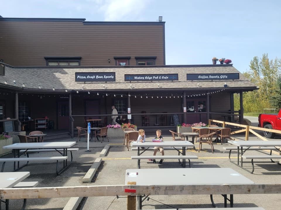 Waters Edge Pub & Cafe | Canada's Alberta