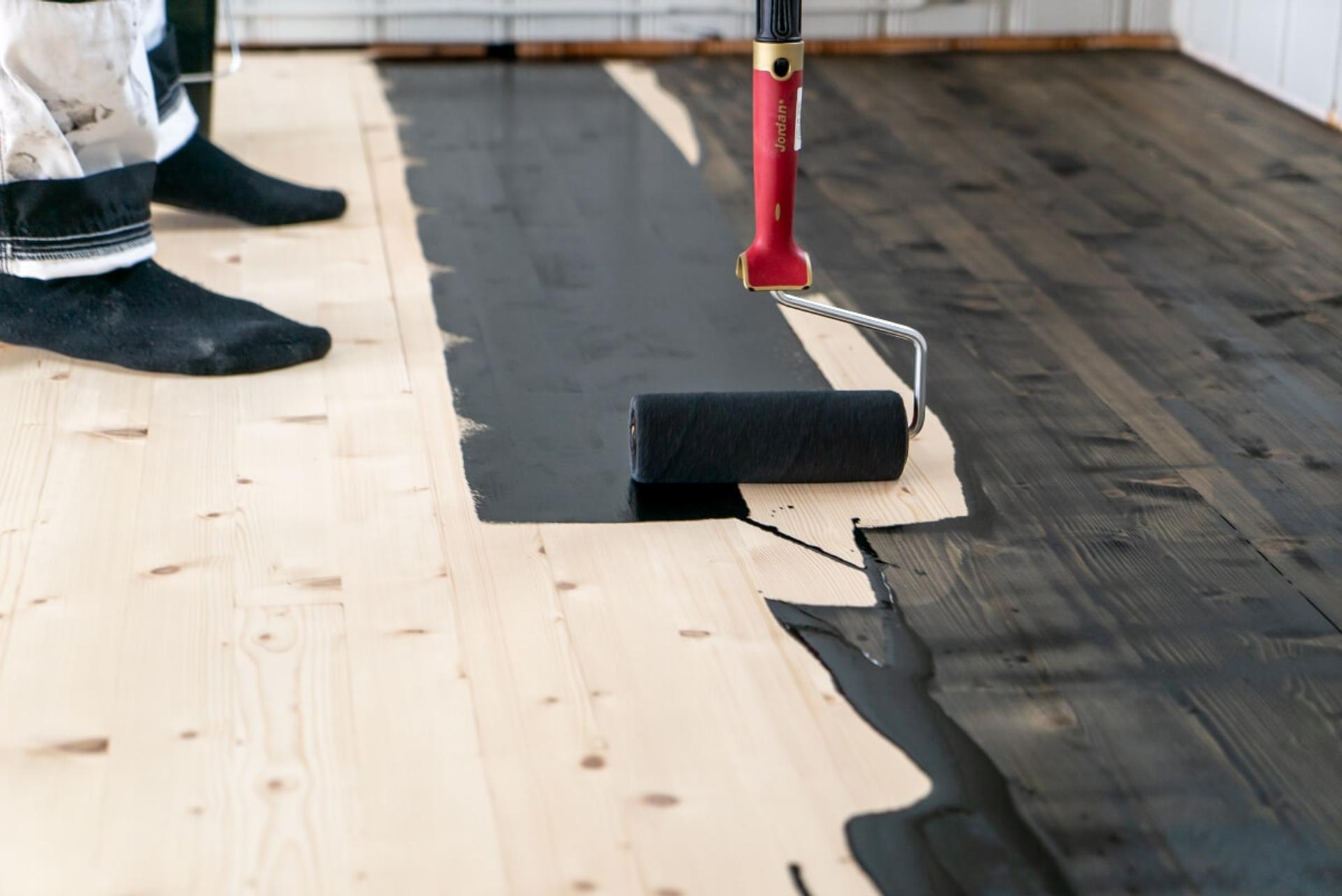 Slik oljer du tregulv og parkett | Jernia