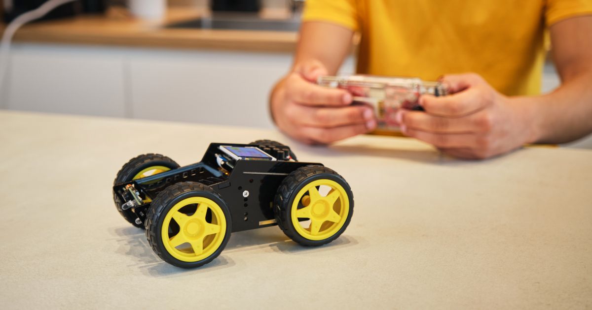 Robotics STEM Kits for Teens | CircuitMess