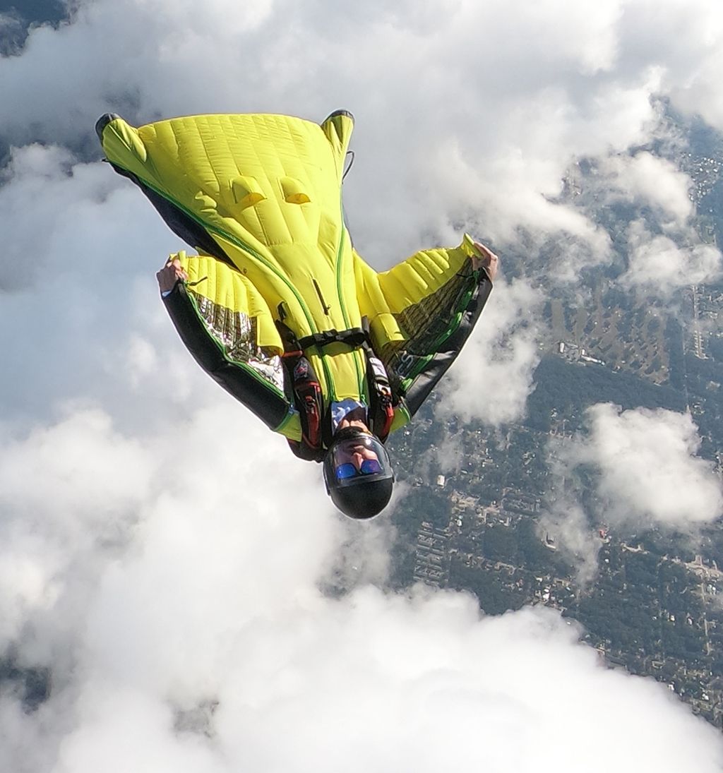 Intermediate wingsuit for skydiving and BASE jumping: Swift 3 ...