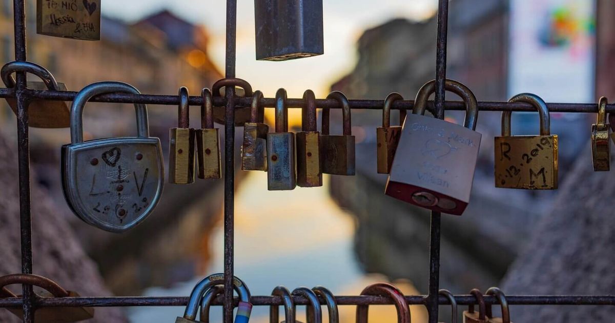 Dataset translation with LangChain, Python & Vector Database for multilingual insights ...