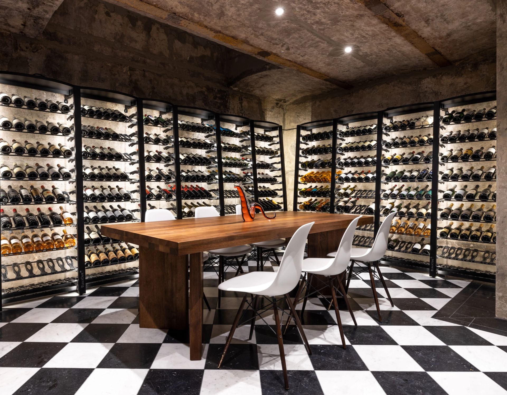 Innenraum des Weinkellers | Wineandbarrels