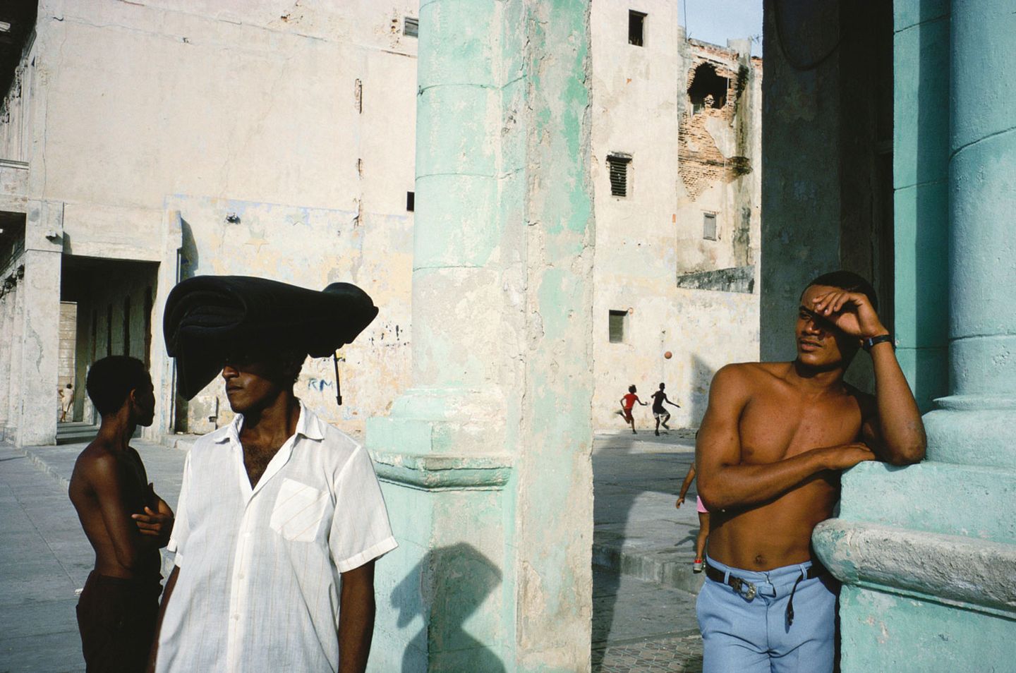 The Greats: How Alex Webb Found His Street Photography Style | Urth ...