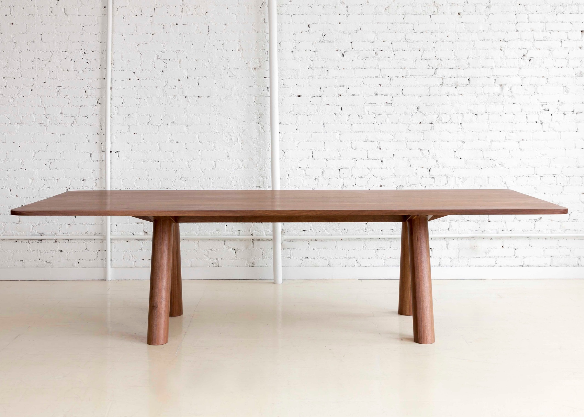 COLUMN DINING TABLE Angled Leg / Round | Fort Standard