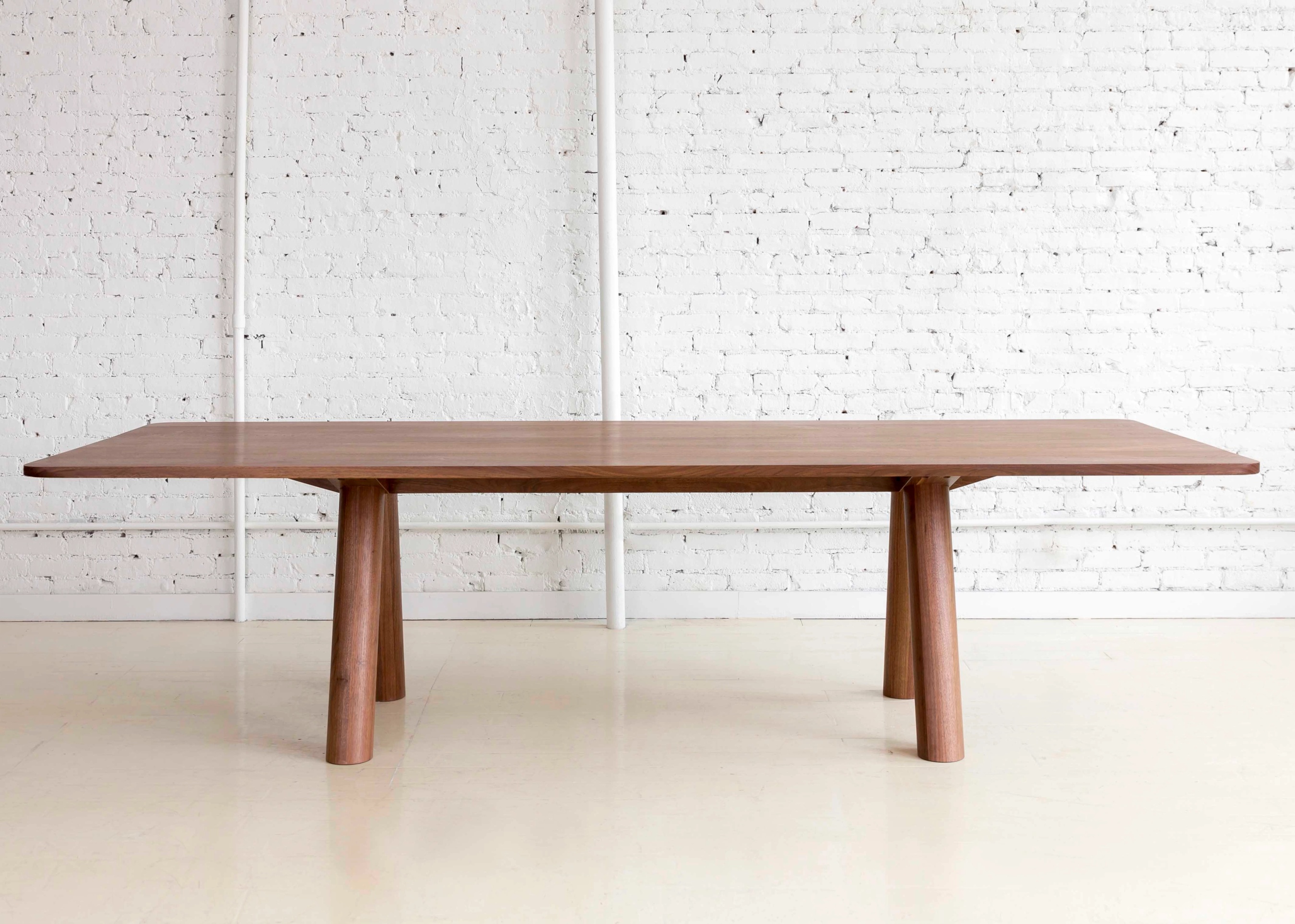 COLUMN DINING TABLE Angled Leg / Round | Fort Standard