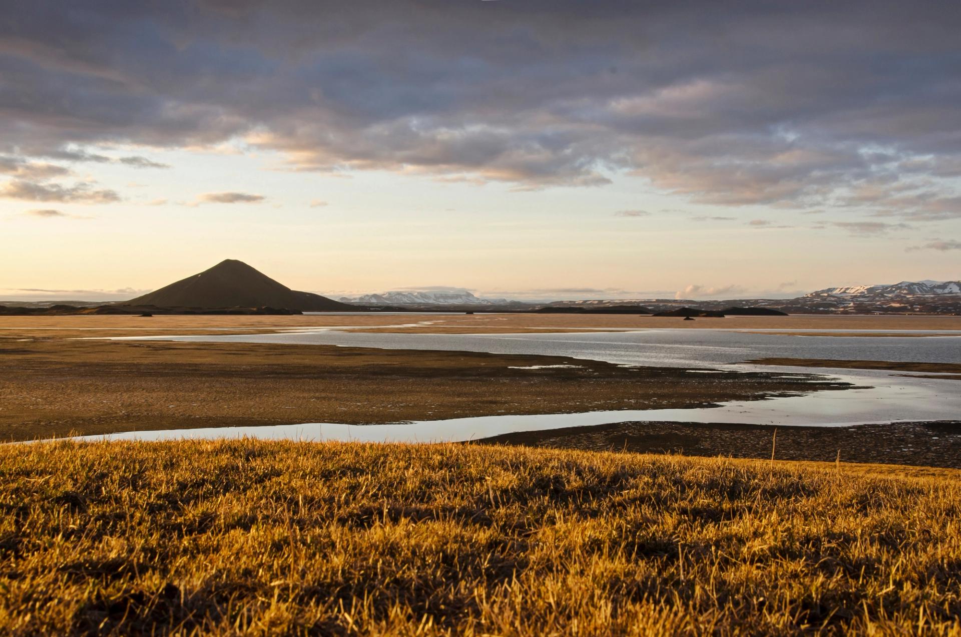 Daylight Hours in Iceland by Month: A Full Guide