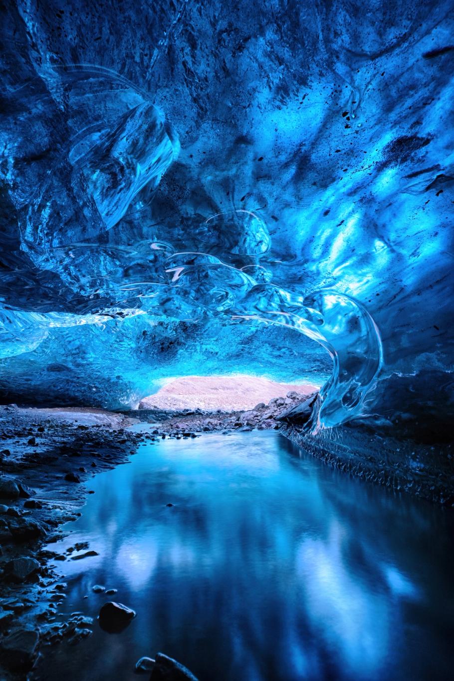 Ice caves in Iceland: A Full Guide For Adventurers